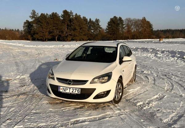 White Opel Astra 2014 in Ukmerge, with an engine capacity of 1.69 L and mileage of 212 thousand km for 3700 €, photo 3 on AUTOMOTO.COM.LV