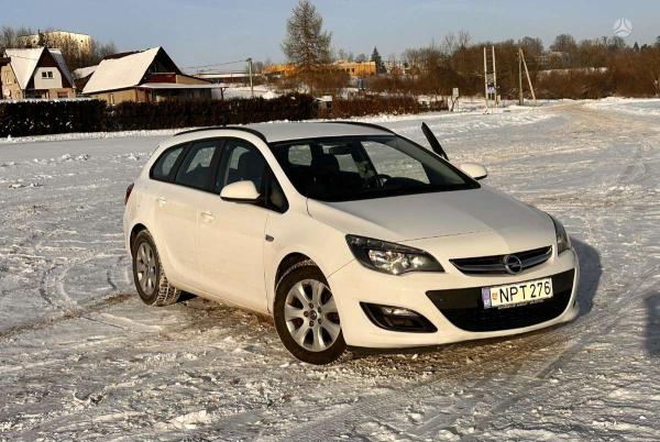 White Opel Astra 2014 in Ukmerge, with an engine capacity of 1.69 L and mileage of 212 thousand km for 3700 €, photo 4 on AUTOMOTO.COM.LV