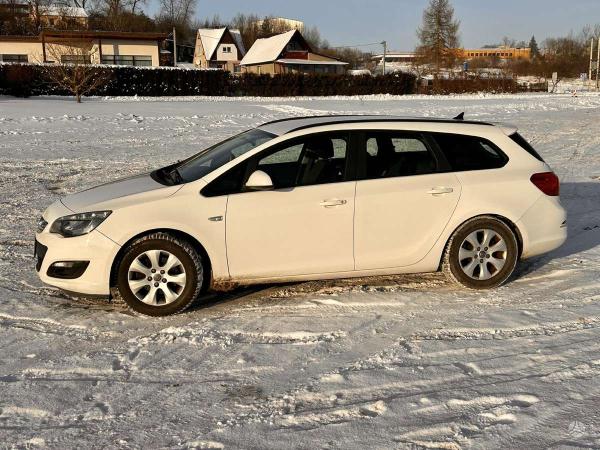 White Opel Astra 2014 in Ukmerge, with an engine capacity of 1.69 L and mileage of 212 thousand km for 3700 €, photo 5 on AUTOMOTO.COM.LV
