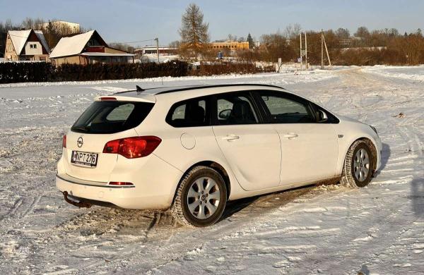 White Opel Astra 2014 in Ukmerge, with an engine capacity of 1.69 L and mileage of 212 thousand km for 3700 €, photo 7 on AUTOMOTO.COM.LV