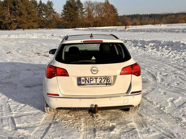 White Opel Astra 2014 in Ukmerge, with an engine capacity of 1.69 L and mileage of 212 thousand km for 3700 €, photo 8 on AUTOMOTO.COM.LV