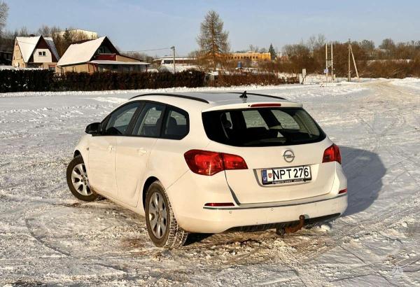White Opel Astra 2014 in Ukmerge, with an engine capacity of 1.69 L and mileage of 212 thousand km for 3700 €, photo 9 on AUTOMOTO.COM.LV