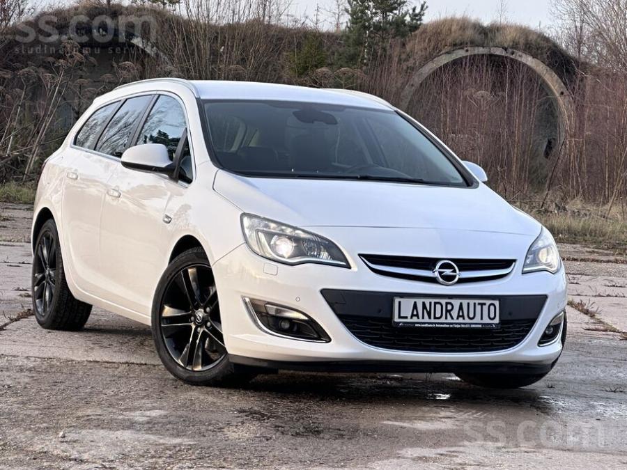 White Opel Astra 2014 in Tukums, with an engine capacity of 2.00 L and mileage of 261 thousand km for 4890 €, photo 1 on AUTOMOTO.COM.LV
