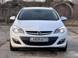 White Opel Astra 2014 in Tukums, with an engine capacity of 2.00 L and mileage of 261 thousand km for 4890 €, photo 2 on AUTOMOTO.COM.LV