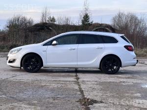 White Opel Astra 2014 in Tukums, with an engine capacity of 2.00 L and mileage of 261 thousand km for 4890 €, photo 4 on AUTOMOTO.COM.LV