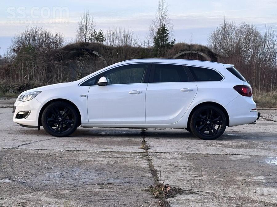White Opel Astra 2014 in Tukums, with an engine capacity of 2.00 L and mileage of 261 thousand km for 4890 €, photo 4 on AUTOMOTO.COM.LV