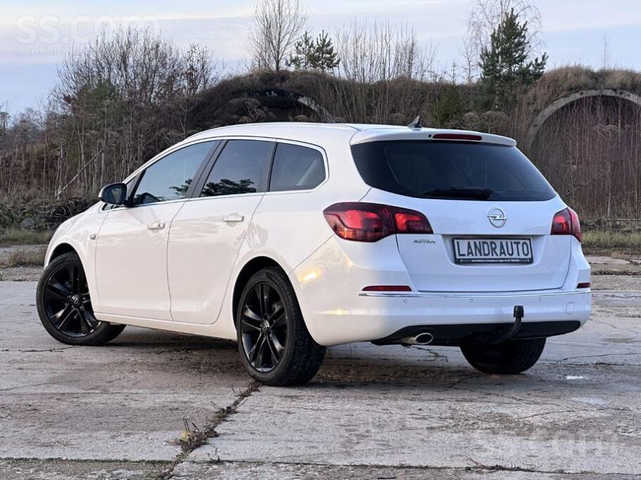 White Opel Astra 2014 in Tukums, with an engine capacity of 2.00 L and mileage of 261 thousand km for 4890 €, photo 5 on AUTOMOTO.COM.LV