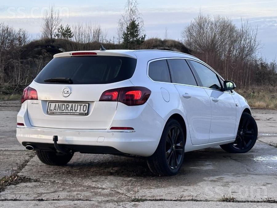 White Opel Astra 2014 in Tukums, with an engine capacity of 2.00 L and mileage of 261 thousand km for 4890 €, photo 7 on AUTOMOTO.COM.LV