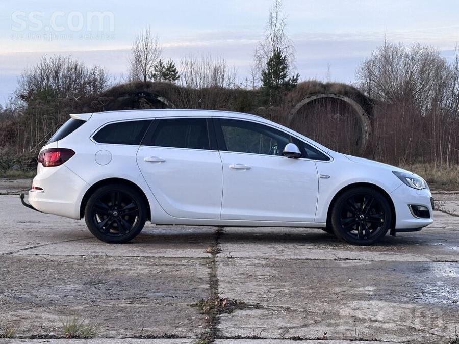 White Opel Astra 2014 in Tukums, with an engine capacity of 2.00 L and mileage of 261 thousand km for 4890 €, photo 8 on AUTOMOTO.COM.LV