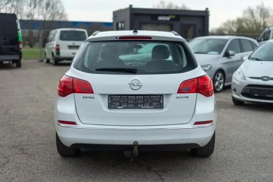 Balts Opel Astra 2014 Liepāja, ar dzinēja tilpumu 1.70 L un nobraukumu 241 tūkst. km par 6250 €, foto 4 vietnē AUTOMOTO.COM.LV