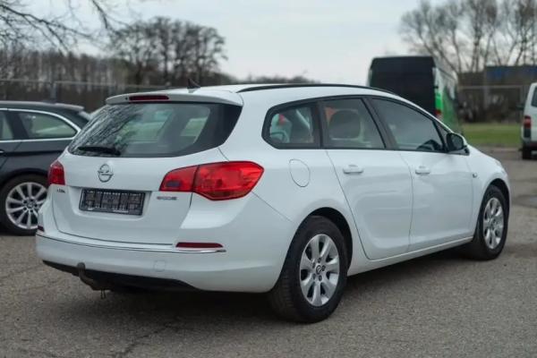 White Opel Astra 2014 in Liepaja, with an engine capacity of 1.70 L and mileage of 241 thousand km for 6250 €, photo 4 on AUTOMOTO.COM.LV