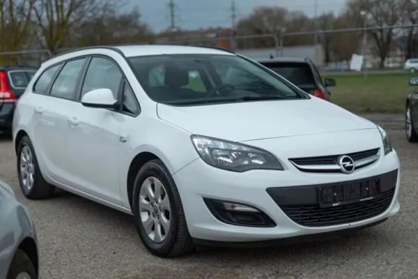 White Opel Astra 2014 in Liepaja, with an engine capacity of 1.70 L and mileage of 241 thousand km for 6250 €, photo 5 on AUTOMOTO.COM.LV