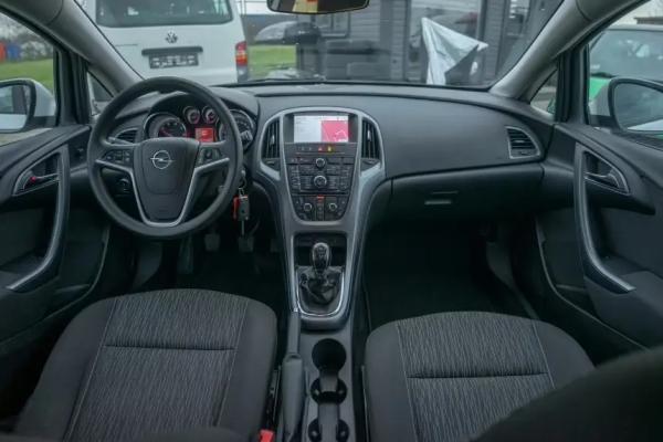 White Opel Astra 2014 in Liepaja, with an engine capacity of 1.70 L and mileage of 241 thousand km for 6250 €, photo 7 on AUTOMOTO.COM.LV