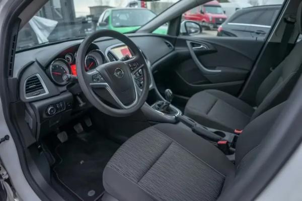 White Opel Astra 2014 in Liepaja, with an engine capacity of 1.70 L and mileage of 241 thousand km for 6250 €, photo 8 on AUTOMOTO.COM.LV