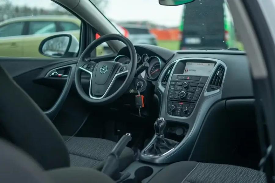 Balts Opel Astra 2014 Liepāja, ar dzinēja tilpumu 1.70 L un nobraukumu 241 tūkst. km par 6250 €, foto 26 vietnē AUTOMOTO.COM.LV