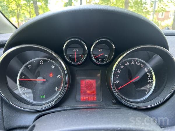 Balts Opel Astra 2014 Rīga, ar dzinēja tilpumu 1.70 L un nobraukumu 328 tūkst. km par 1350 €, foto 5 vietnē AUTOMOTO.COM.LV