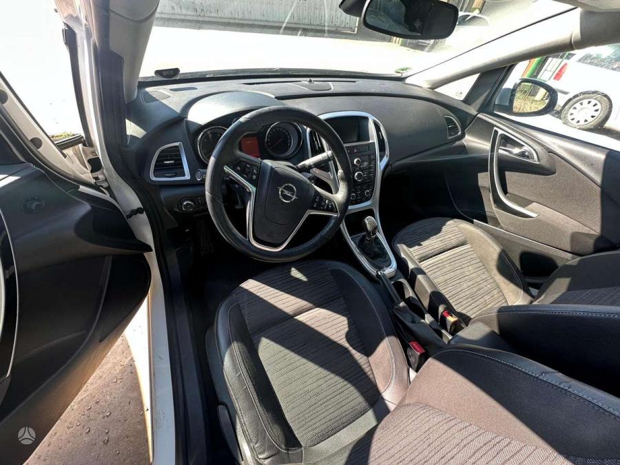 Balts Opel Astra 2014 Marijampole, ar dzinēja tilpumu 1.96 L un nobraukumu 273 tūkst. km par 3200 €, foto 6 vietnē AUTOMOTO.COM.LV
