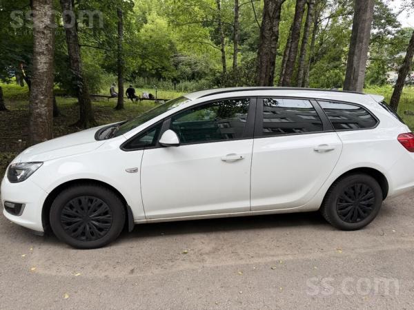 White Opel Astra 2014 in Riga, with an engine capacity of 1.70 L and mileage of 262 thousand km for 2450 €, photo 2 on AUTOMOTO.COM.LV