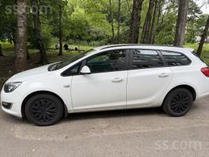 White Opel Astra 2014 in Riga, with an engine capacity of 1.70 L and mileage of 262 thousand km for 2450 €, photo 3 on AUTOMOTO.COM.LV