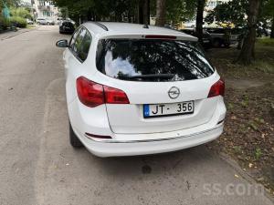 White Opel Astra 2014 in Riga, with an engine capacity of 1.70 L and mileage of 262 thousand km for 2450 €, photo 4 on AUTOMOTO.COM.LV