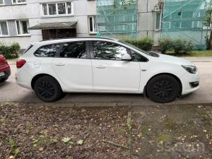 White Opel Astra 2014 in Riga, with an engine capacity of 1.70 L and mileage of 262 thousand km for 2450 €, photo 5 on AUTOMOTO.COM.LV