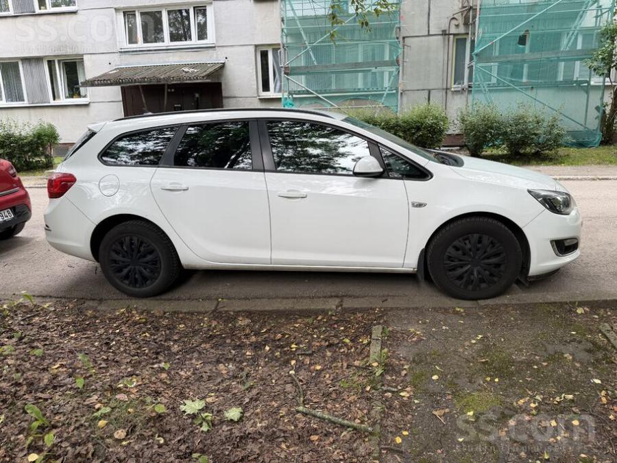 White Opel Astra 2014 in Riga, with an engine capacity of 1.70 L and mileage of 262 thousand km for 2450 €, photo 5 on AUTOMOTO.COM.LV