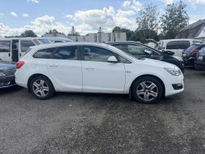 White Opel Astra 2014 in Kaunas, with an engine capacity of 1.60 L and mileage of 265 thousand km for 2550 €, photo 4 on AUTOMOTO.COM.LV