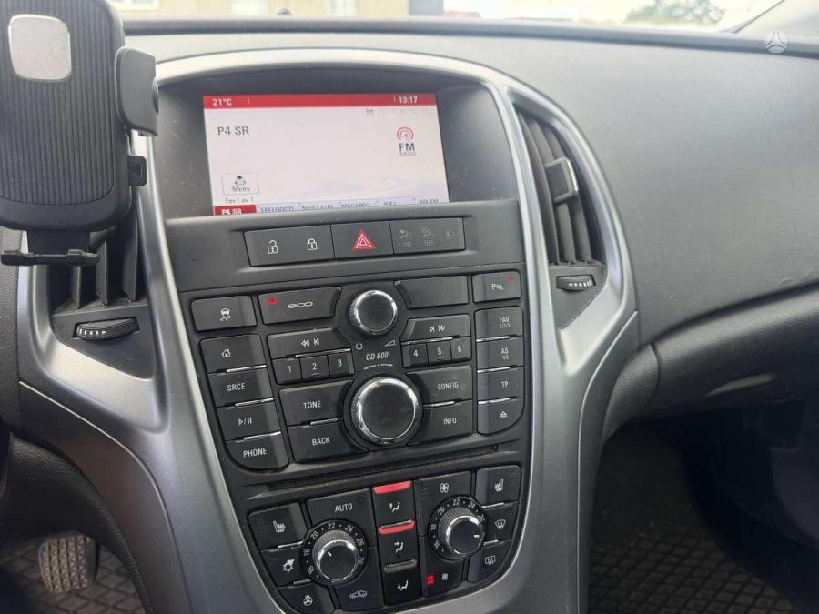 White Opel Astra 2014 in Kaunas, with an engine capacity of 1.60 L and mileage of 265 thousand km for 2550 €, photo 9 on AUTOMOTO.COM.LV