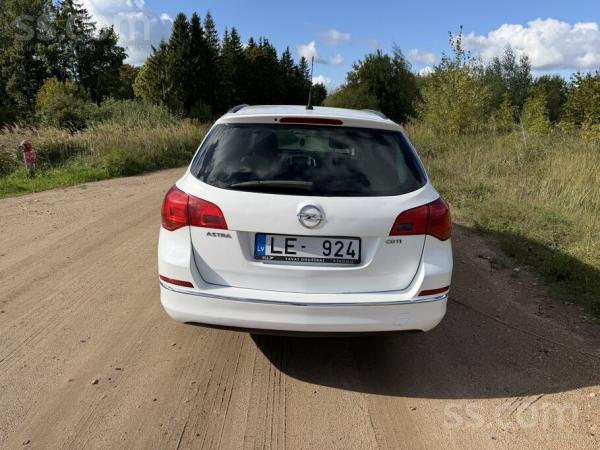 White Opel Astra 2014 in Dobele, with an engine capacity of 1.70 L and mileage of 228 thousand km for 2700 €, photo 4 on AUTOMOTO.COM.LV