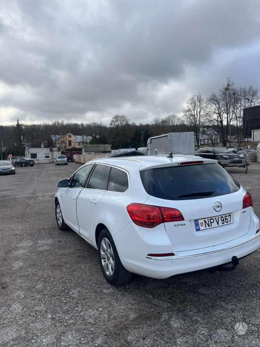 White Opel Astra 2015 in Alytus, with an engine capacity of 1.60 L and mileage of 252 thousand km for 3750 €, photo 4 on AUTOMOTO.COM.LV