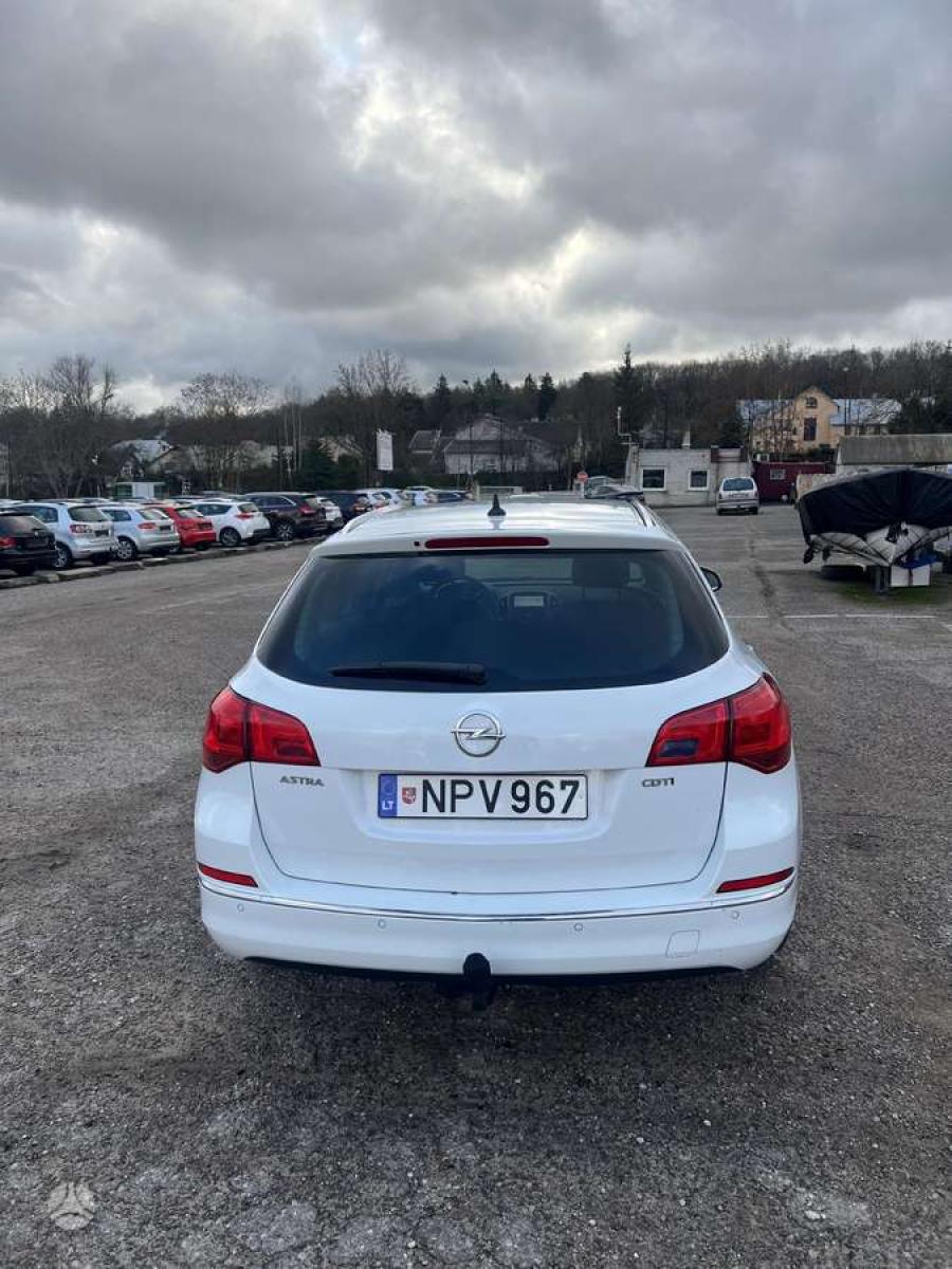White Opel Astra 2015 in Alytus, with an engine capacity of 1.60 L and mileage of 252 thousand km for 3750 €, photo 6 on AUTOMOTO.COM.LV