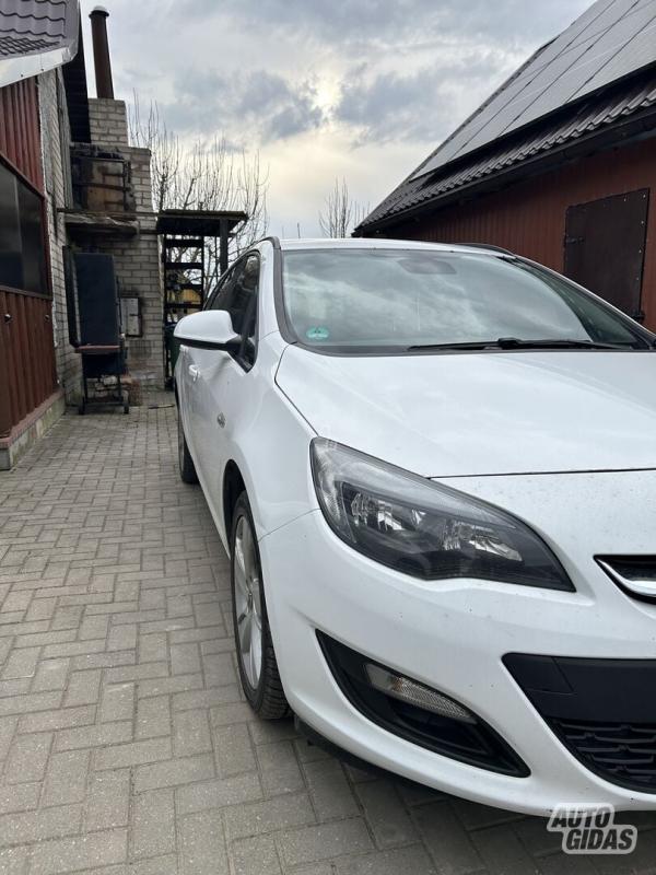 White Opel Astra 2015 in Raseiniai, with an engine capacity of 1.60 L and mileage of 305 thousand km for 1550 €, photo 2 on AUTOMOTO.COM.LV