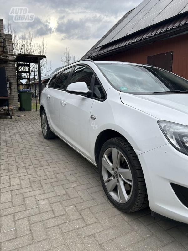 White Opel Astra 2015 in Raseiniai, with an engine capacity of 1.60 L and mileage of 305 thousand km for 1550 €, photo 3 on AUTOMOTO.COM.LV