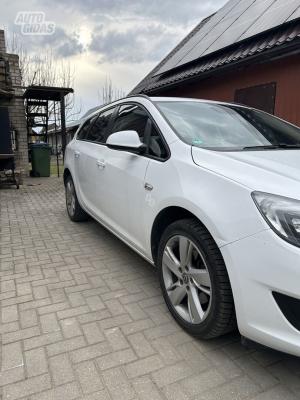 White Opel Astra 2015 in Raseiniai, with an engine capacity of 1.60 L and mileage of 305 thousand km for 1550 €, photo 4 on AUTOMOTO.COM.LV