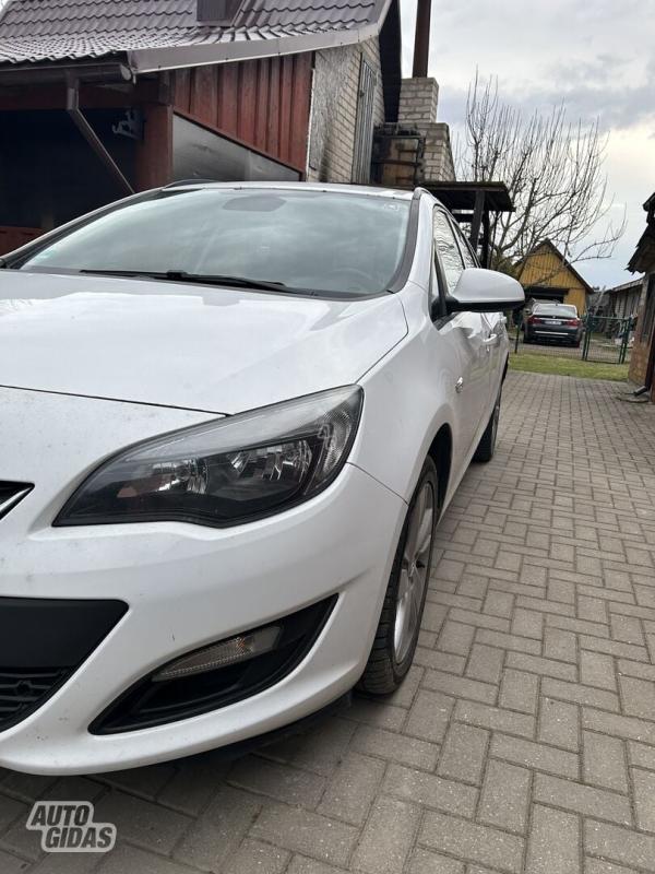 White Opel Astra 2015 in Raseiniai, with an engine capacity of 1.60 L and mileage of 305 thousand km for 1550 €, photo 4 on AUTOMOTO.COM.LV