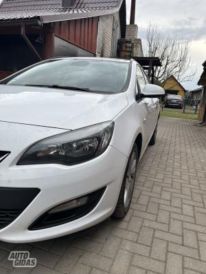 White Opel Astra 2015 in Raseiniai, with an engine capacity of 1.60 L and mileage of 305 thousand km for 1550 €, photo 5 on AUTOMOTO.COM.LV