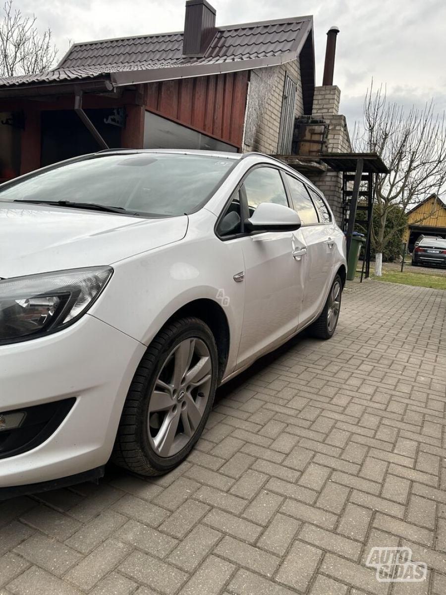 White Opel Astra 2015 in Raseiniai, with an engine capacity of 1.60 L and mileage of 305 thousand km for 1550 €, photo 6 on AUTOMOTO.COM.LV