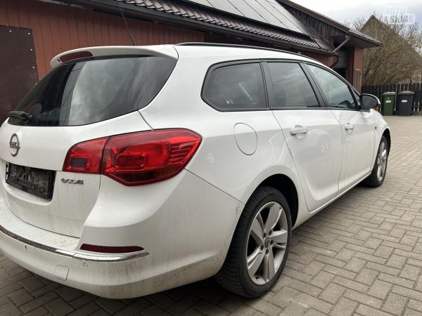 White Opel Astra 2015 in Raseiniai, with an engine capacity of 1.60 L and mileage of 305 thousand km for 1550 €, photo 6 on AUTOMOTO.COM.LV