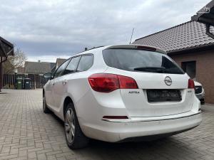 White Opel Astra 2015 in Raseiniai, with an engine capacity of 1.60 L and mileage of 305 thousand km for 1550 €, photo 9 on AUTOMOTO.COM.LV