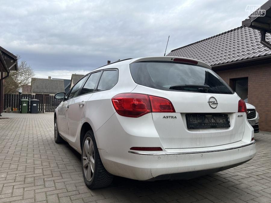 White Opel Astra 2015 in Raseiniai, with an engine capacity of 1.60 L and mileage of 305 thousand km for 1550 €, photo 9 on AUTOMOTO.COM.LV
