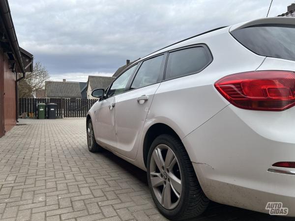 White Opel Astra 2015 in Raseiniai, with an engine capacity of 1.60 L and mileage of 305 thousand km for 1550 €, photo 9 on AUTOMOTO.COM.LV
