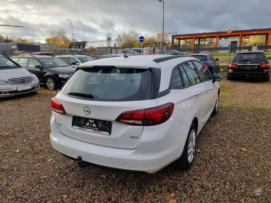 White Opel Astra 2016 in Kaunas, with an engine capacity of 1.60 L and mileage of 240 thousand km for 5950 €, photo 2 on AUTOMOTO.COM.LV