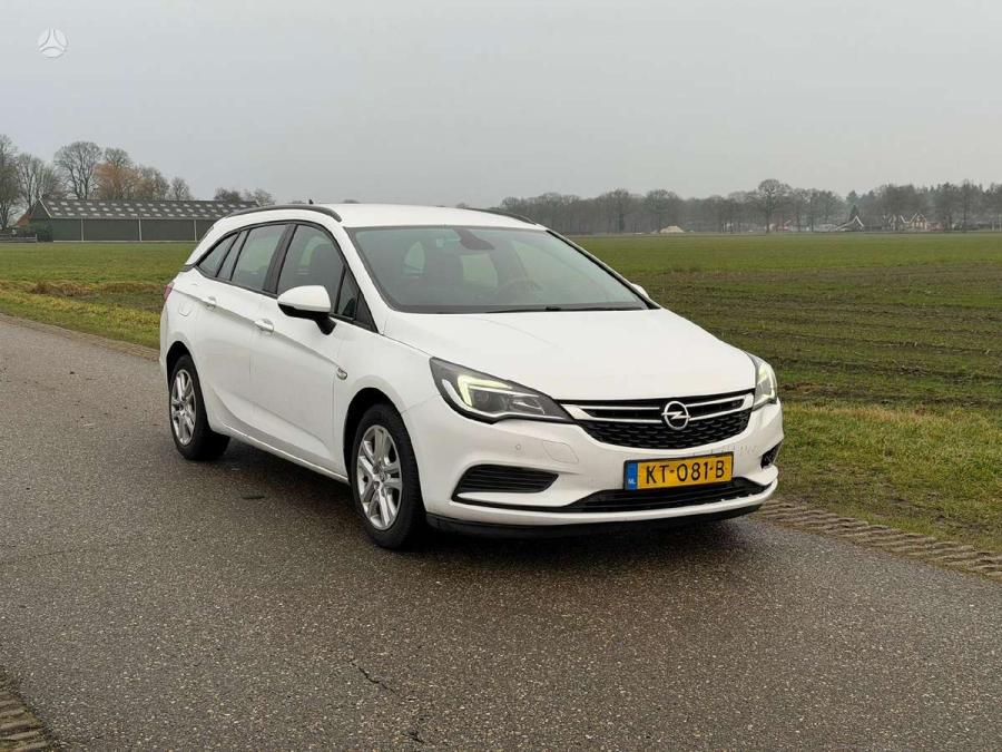 White Opel Astra 2016 in Klaipeda, with an engine capacity of 1.60 L and mileage of 250 thousand km for 4300 €, photo 1 on AUTOMOTO.COM.LV
