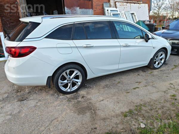 White Opel Astra 2016 in Riga, with an engine capacity of 1.60 L and mileage of 205 thousand km for 5200 €, photo 4 on AUTOMOTO.COM.LV