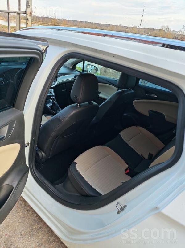 White Opel Astra 2016 in Riga, with an engine capacity of 1.60 L and mileage of 205 thousand km for 5200 €, photo 9 on AUTOMOTO.COM.LV