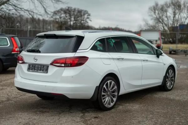 White Opel Astra 2016 in Liepaja, with an engine capacity of 1.60 L and mileage of 176 thousand km for 9350 €, photo 4 on AUTOMOTO.COM.LV