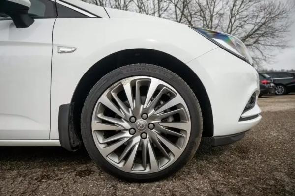 White Opel Astra 2016 in Liepaja, with an engine capacity of 1.60 L and mileage of 176 thousand km for 9350 €, photo 7 on AUTOMOTO.COM.LV