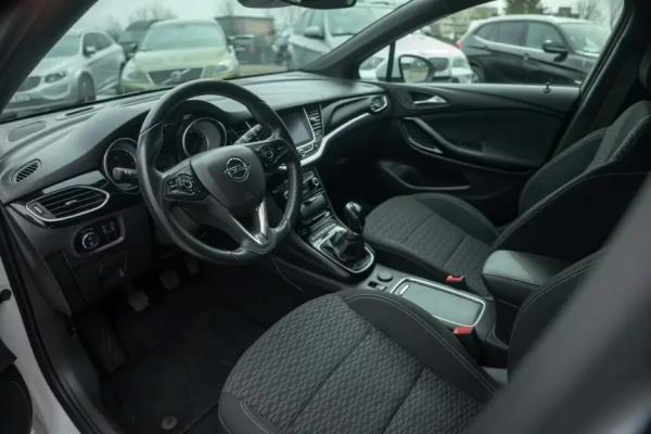 White Opel Astra 2016 in Liepaja, with an engine capacity of 1.60 L and mileage of 176 thousand km for 9350 €, photo 9 on AUTOMOTO.COM.LV