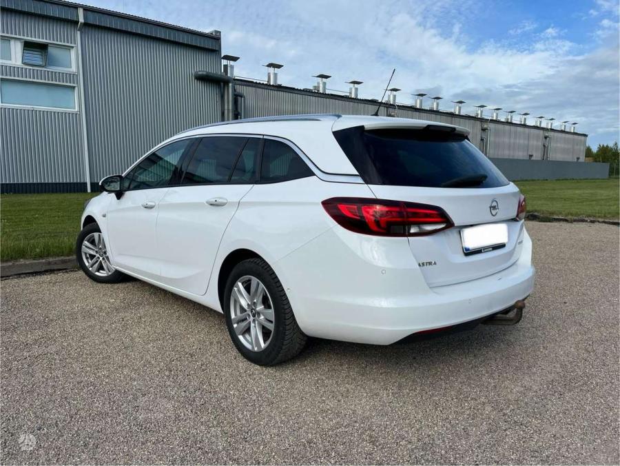 White Opel Astra 2016 in Taurage, with an engine capacity of 1.00 L and mileage of 188 thousand km for 4900 €, photo 3 on AUTOMOTO.COM.LV