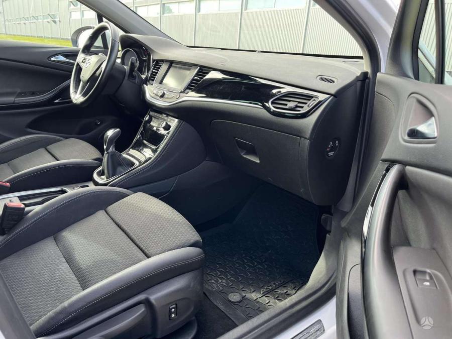 White Opel Astra 2016 in Taurage, with an engine capacity of 1.00 L and mileage of 188 thousand km for 4900 €, photo 10 on AUTOMOTO.COM.LV